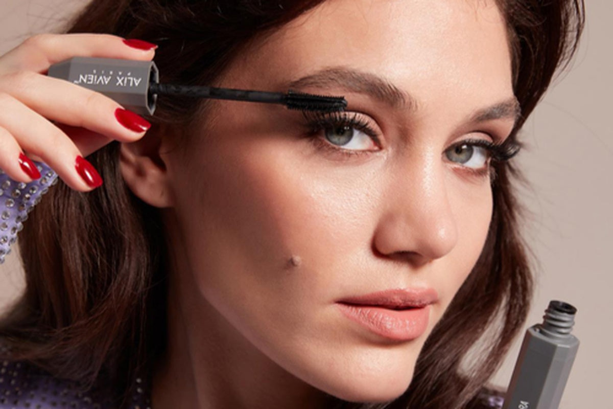 Maskara Topaklanması Nasıl Önlenir? – Alix Avien